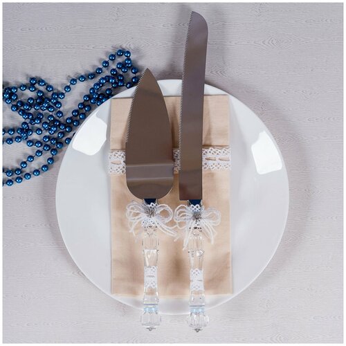 Приборы для свадебного торта "Зимние мотивы" с прозрачными фигурными ручками, белым вязаным кружевом и металлическими снежинками (лопатка и нож)
