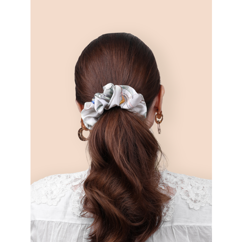 Широкая шелковая резинка для волос "Лазоревый цветок" в жемчужно-белом цвете от Mollen