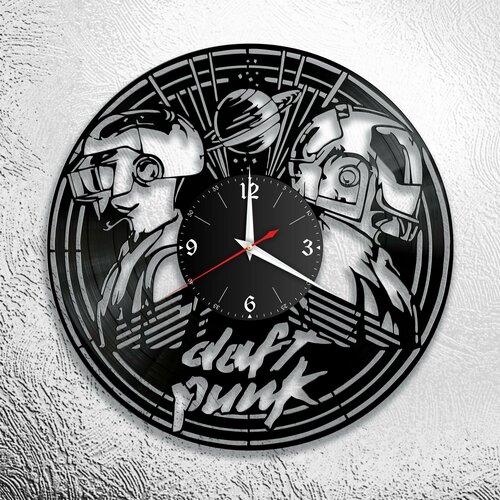 Настенные часы из виниловой пластинки с дуэтом Daft Punk/Thomas Bangalter/Guillaume Emmanuel Paul "Guy-Manuel" de Homem-Christo/Недорогой, стильный, креативный, авторский подарок из винила/Цвет черный/Размер 30х30 см