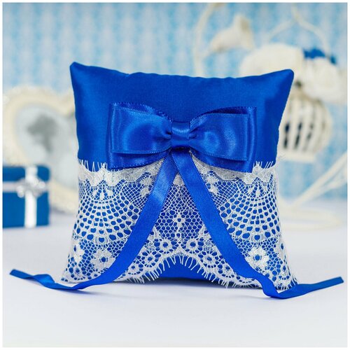 Свадебная подушка для обручальных колец жениха и невесты "Сапфир" из синего атласа с белым кружевом и атласным бантиком