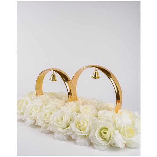 Большие кольца на свадьбу для крыши автомобиля новобрачных "Кремовые розы" на прямоугольной основе из текстильных роз айвори с золотыми колокольчиками