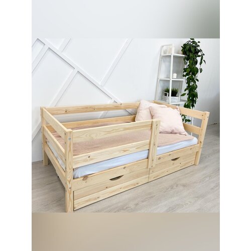 Детская кровать с бортиком размером спального места 140 на 70 см.