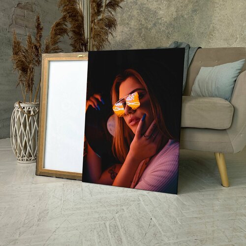 Картина на холсте (Девушка в очках) 30x40 см/для интерьера/в комнату/на стену/в подарок
