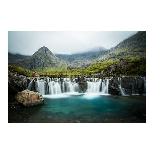Постер Удивительные Бассейны Феи с водопадами и зелёными холмами в тумане на острове Скай (Шотландия) 45см. x 30см.