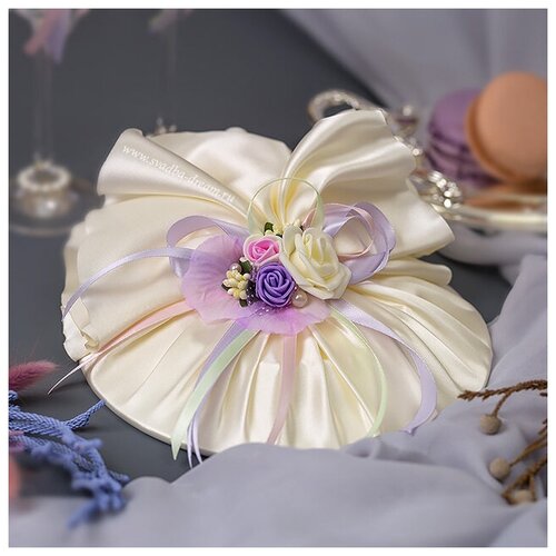 Тарелочка для битья на счастье молодоженам на свадьбу "Пастель" в атласном чехле айвори с латексными розами и лентами в сиреневых и розовых оттенках