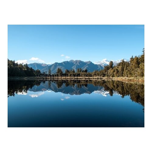 Постер на холсте Живописный пейзаж с зеркальной гладью озера Аораки, в котором отражаются горы и леса (Новая Зеландия) 53см. x 40см.