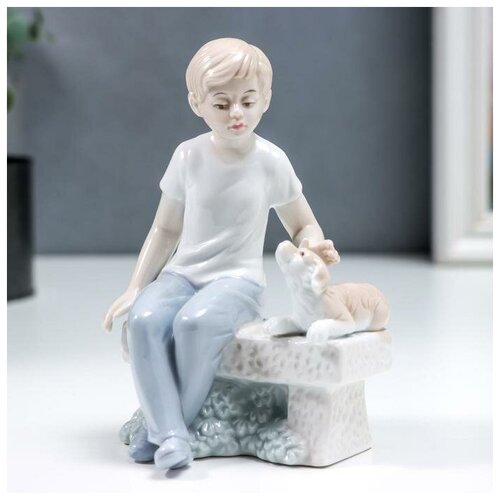 Сувенир керамика "Мальчик на скамеечке с пёсиком" 15 см