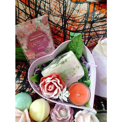 Подарочный набор ручной работы мыло и свечка "Базилик и Роза"