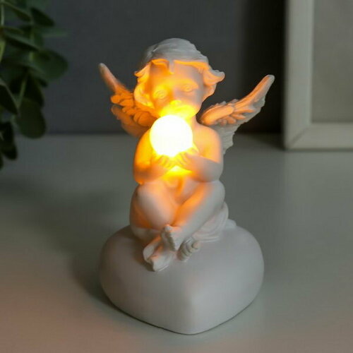 Сувенир полистоун свет "Белоснежный ангел на сердце с огоньком" 9х5.5х5.7 см