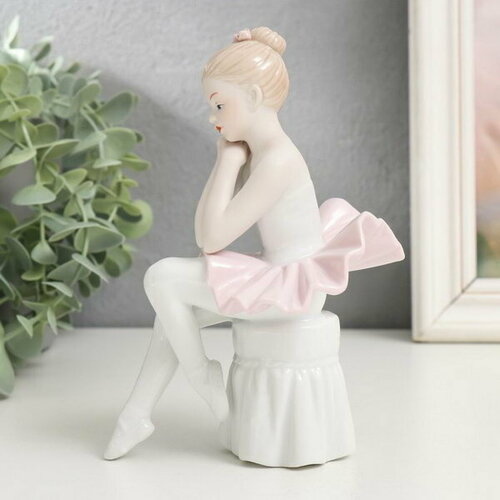 Сувенир керамика "Малышка-балерина в пачке с розовой юбкой на пуфе" 15х10.5х7.5 см