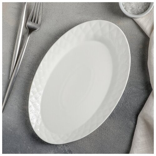 Тарелка фарфоровая обеденная Magistro "Блик", 25х16,5х1,5 см, цвет белый