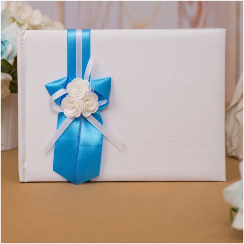 Свадебная книга пожеланий и поздравлений молодоженов с тканевой обложкой белого цвета, голубыми лентами и белыми латексными розами