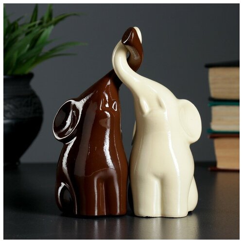 Фигура "Пара слонов" молочный/шоколад, 7х12х16см./В упаковке шт: 1