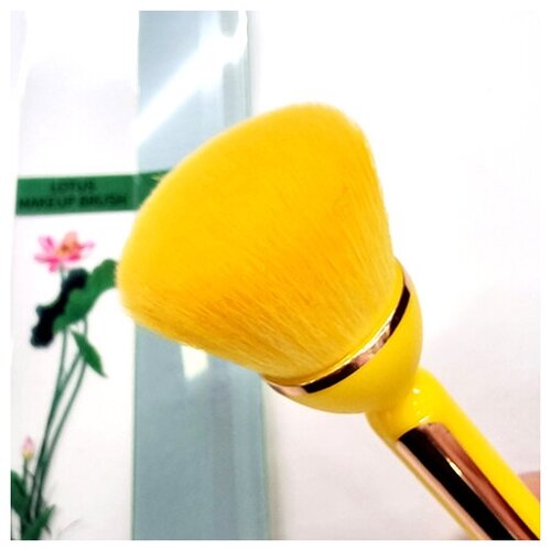 Кисть для пудры, румян и хайлайтера Lotus Makeup Brush, 15 см