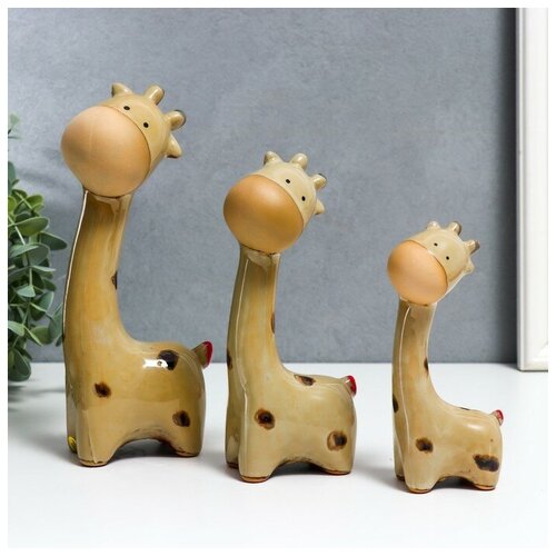 Сувенир керамика "Семейство жирафов" набор 3 шт 14х4х6,5 18,5х5х8 22х6х10 см