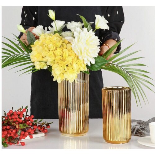 Золотистая ваза. Высота 19 см, диаметр 10 см.