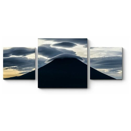 Модульная картина Линейные облака над горой 140x60