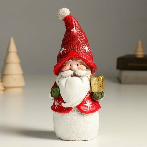 Сувенир полистоун "Дед Мороз в красном наряде с подарком" 8,5х7,5х19,2 см