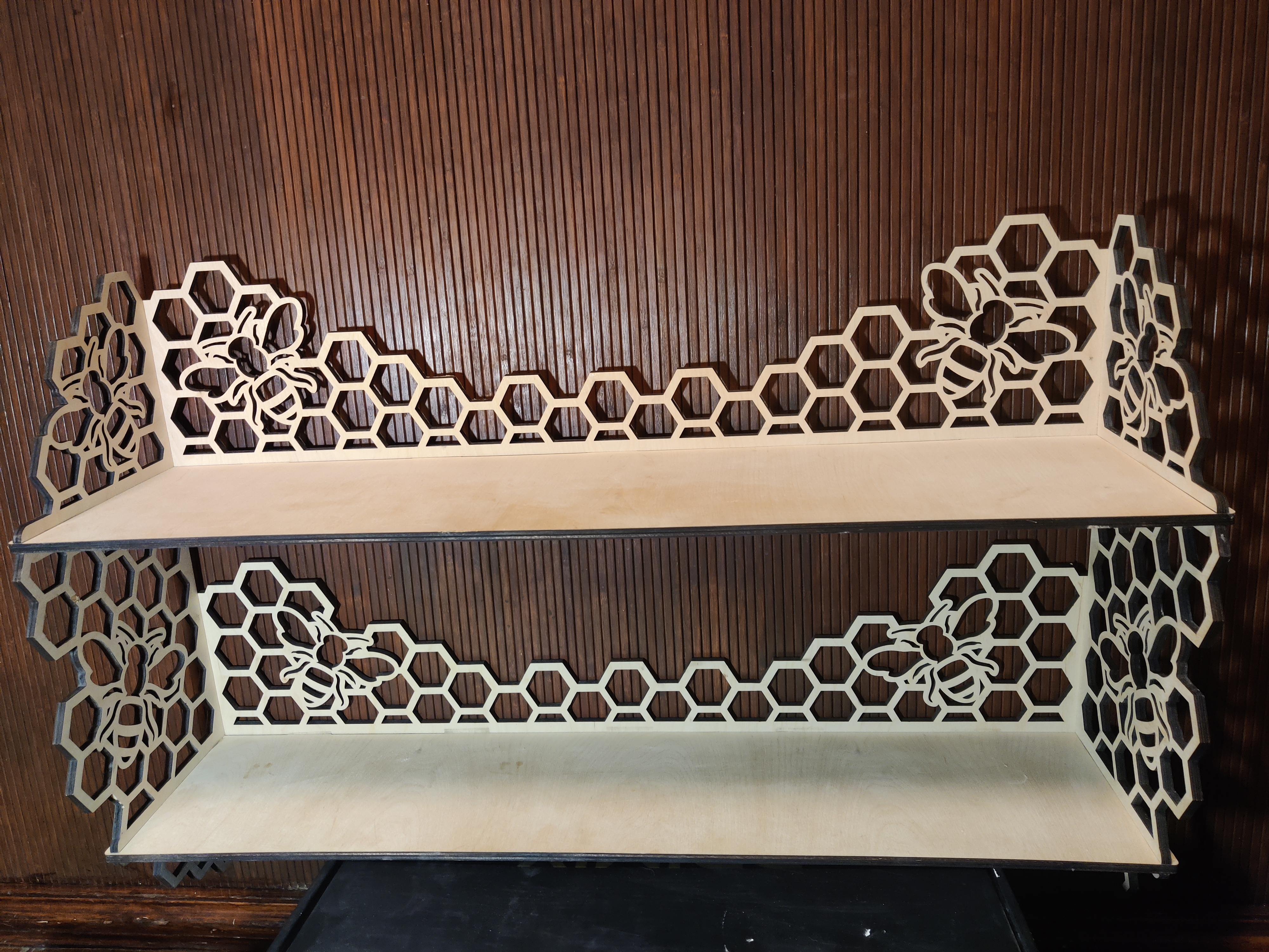Полка настенная Арт-Вагонка "Пчелы" деревянная резная 71х20х53