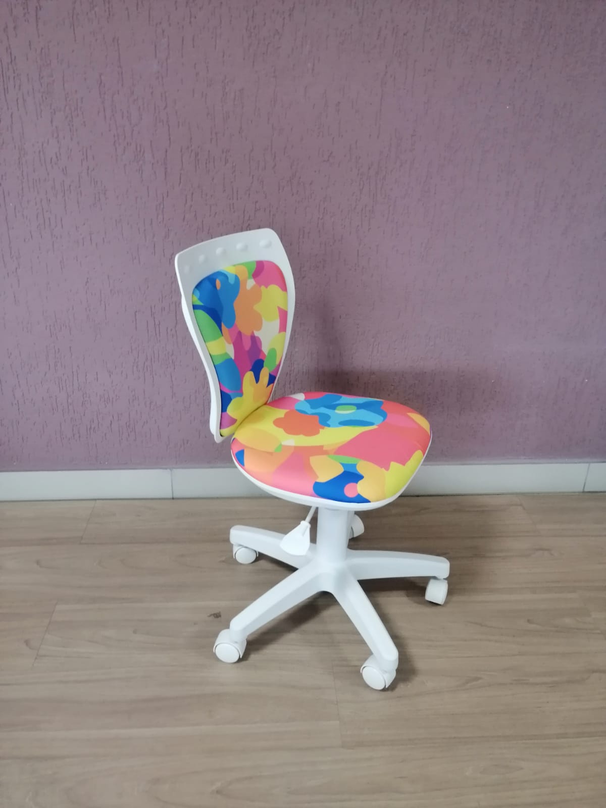 Кресло компьютерное детское Фабрикант Бамба W на белом пластике абстракция