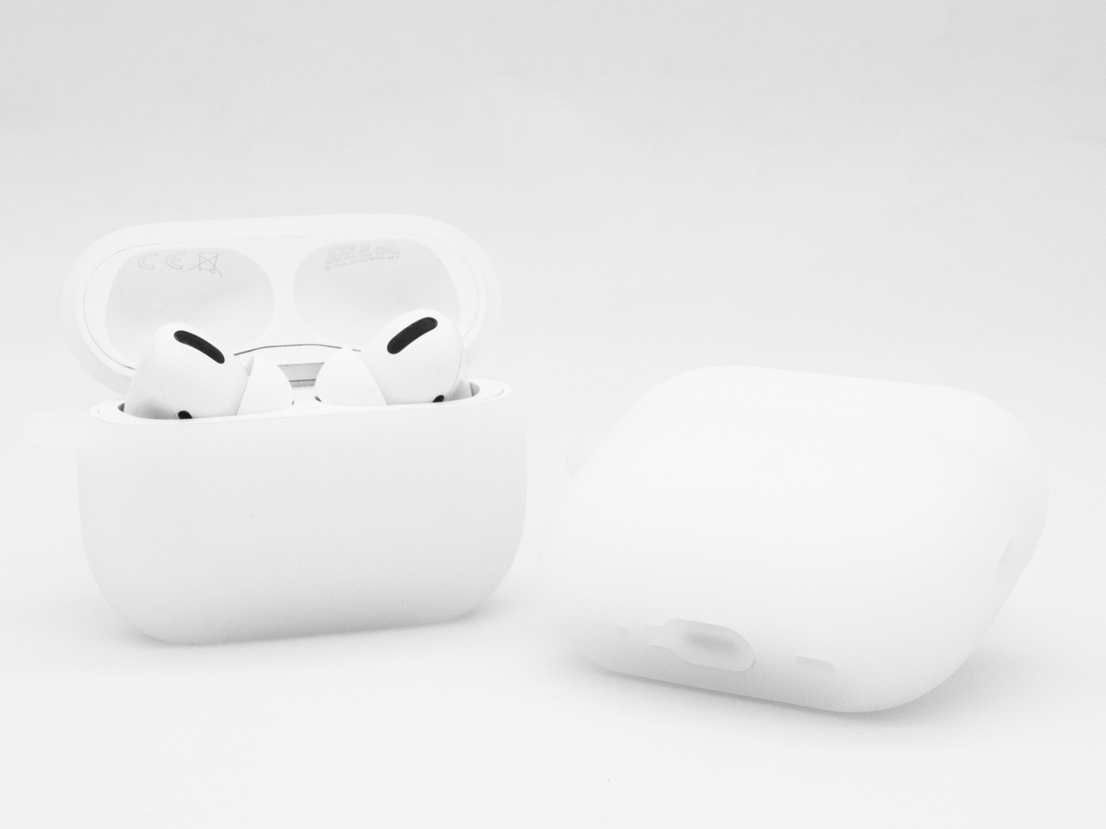 Силиконовый чехол для AirPods Pro 2 белый матовый