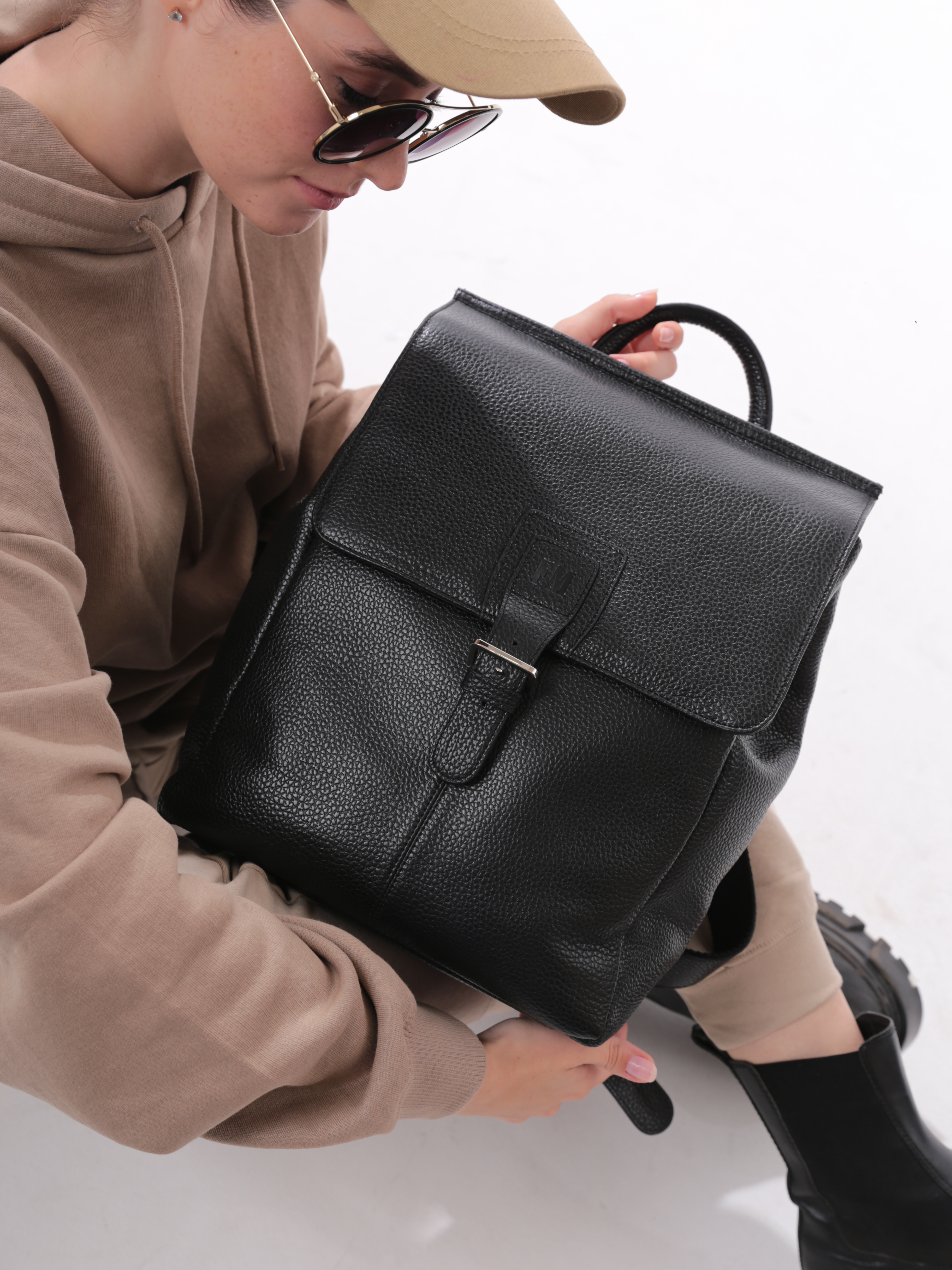 Рюкзак женский Franchesco Mariscotti 1-4811 черный, 35х26х13 см