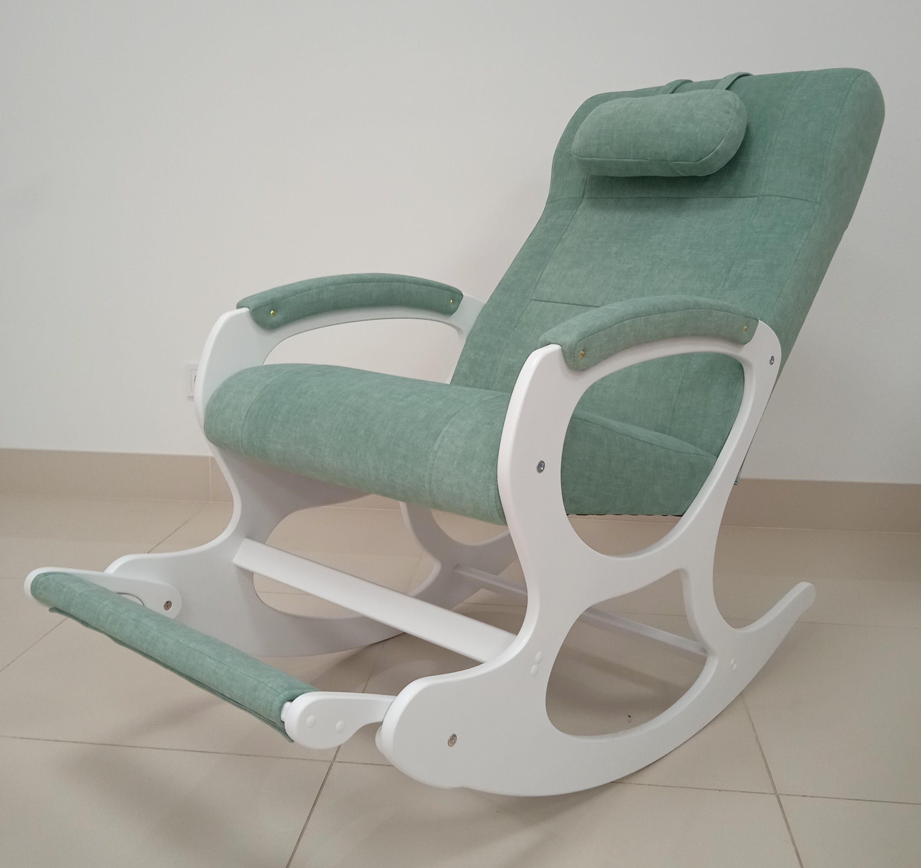 Кресло-качалка с подножкой ЗАКАЧАЕШЬСЯ Шенилл LAMA 020 R010